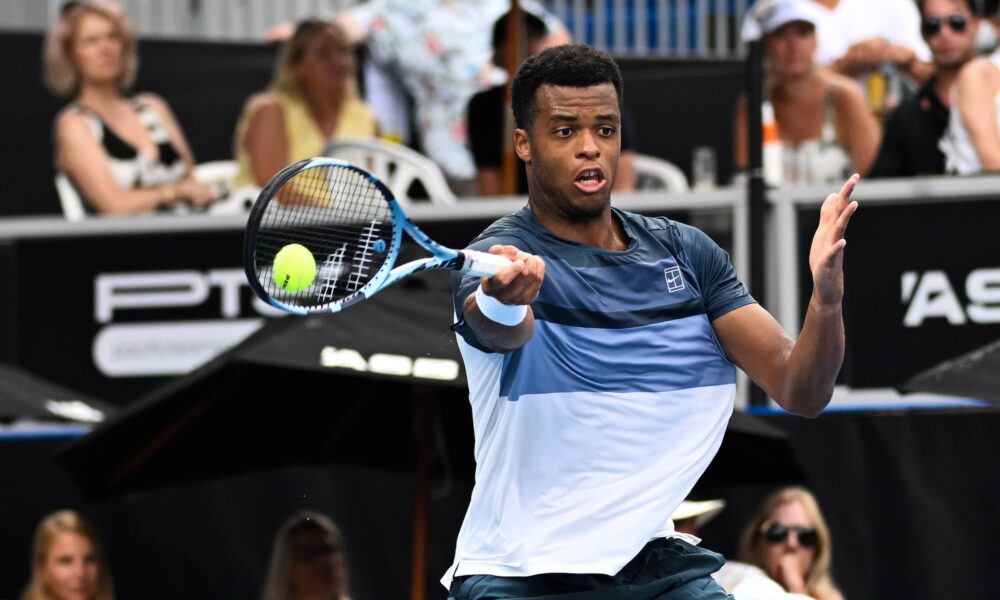 Mpetshi Perricard salva match point y avanza en el ASB Classic.